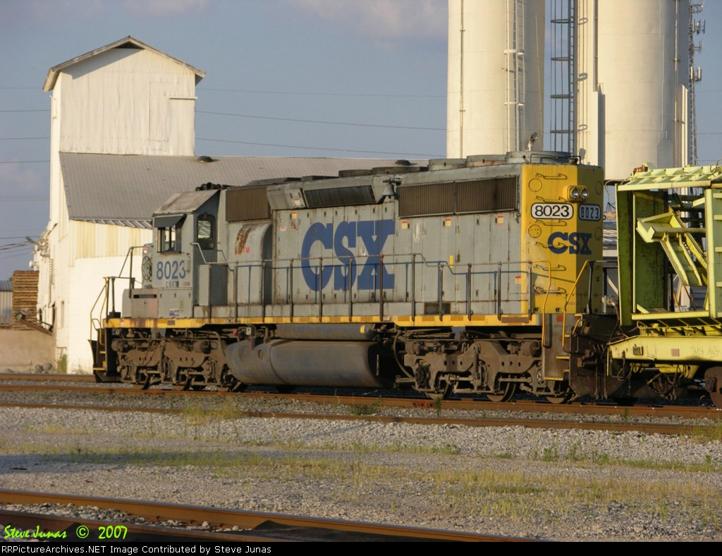 CSX 8023 idles with MoW equipment